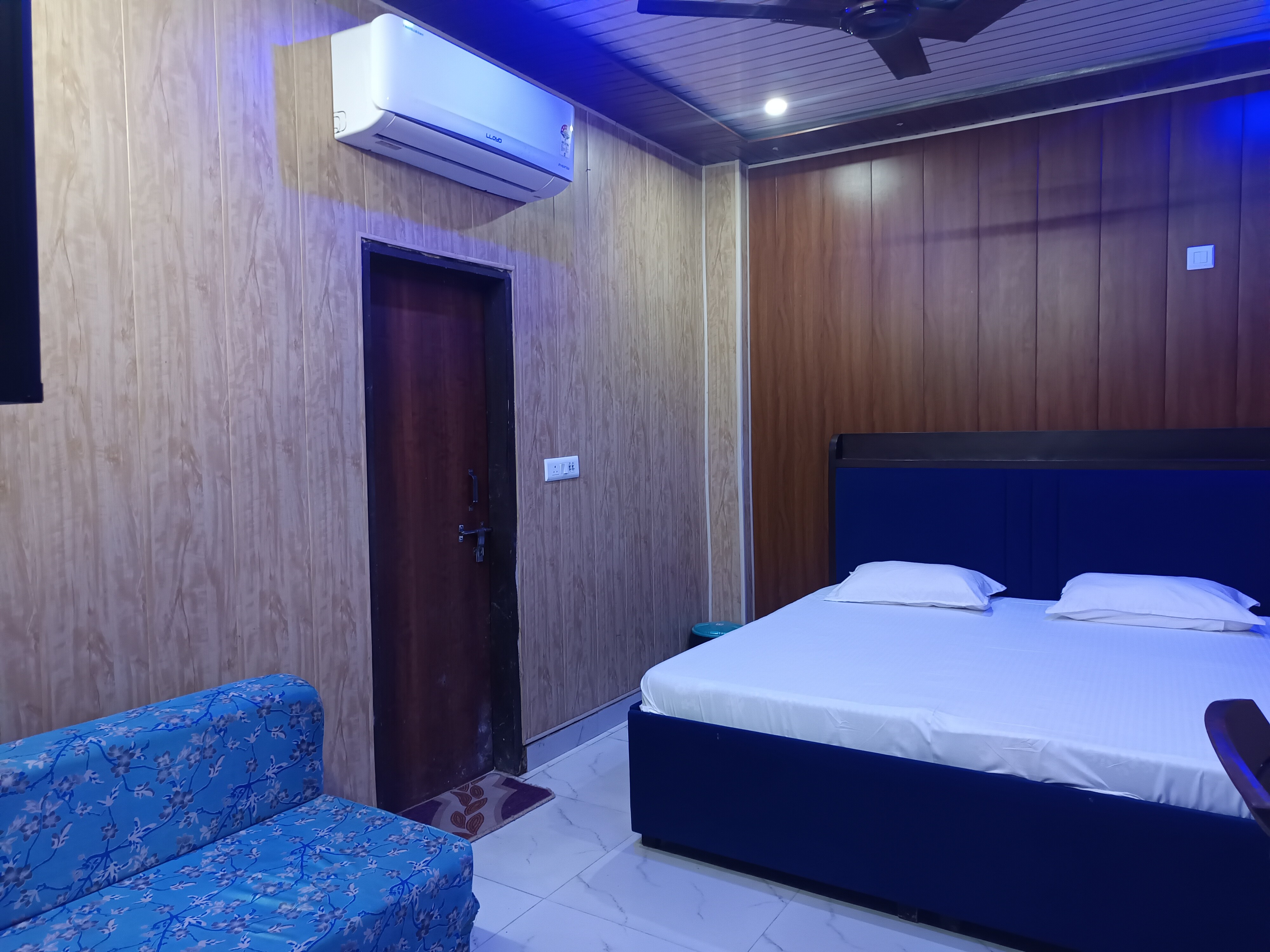 FOUR FOX HOTEL @ NEAR ANAND VIHAR TERMINAL Delhi - Reviews, Photos & Offer