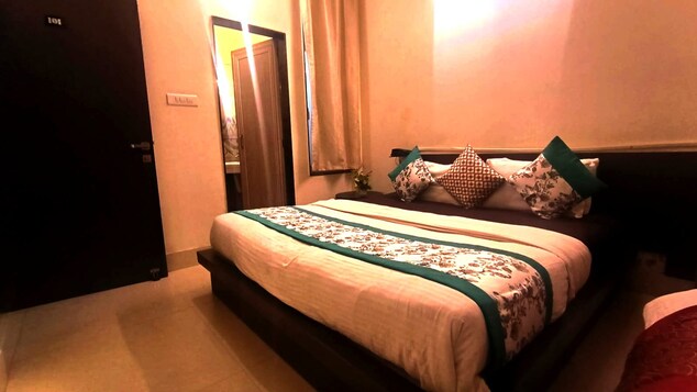 Sada Shiv Guest House Near Kashi vishwanath temple & ganga river Hotel ...
