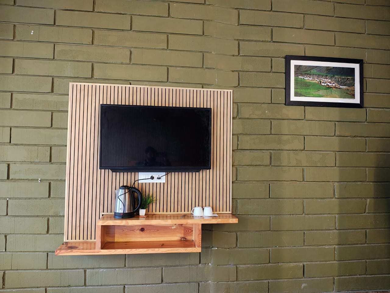 Silver Wings Studio Room balcony Terrace Resturant Homestay Kasauli ...