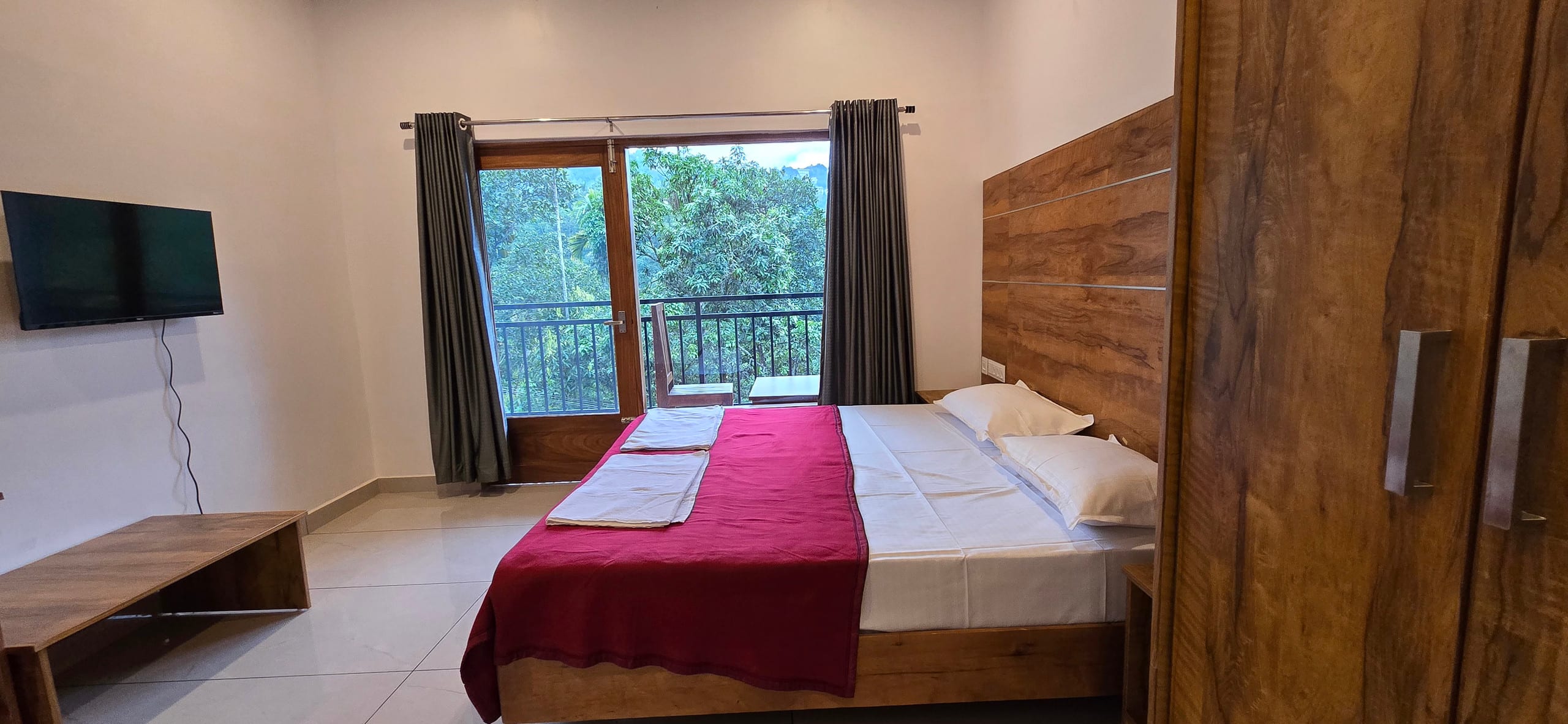 River Queen Mountain View Balcony River Walking Homestay Munnar | Book ...